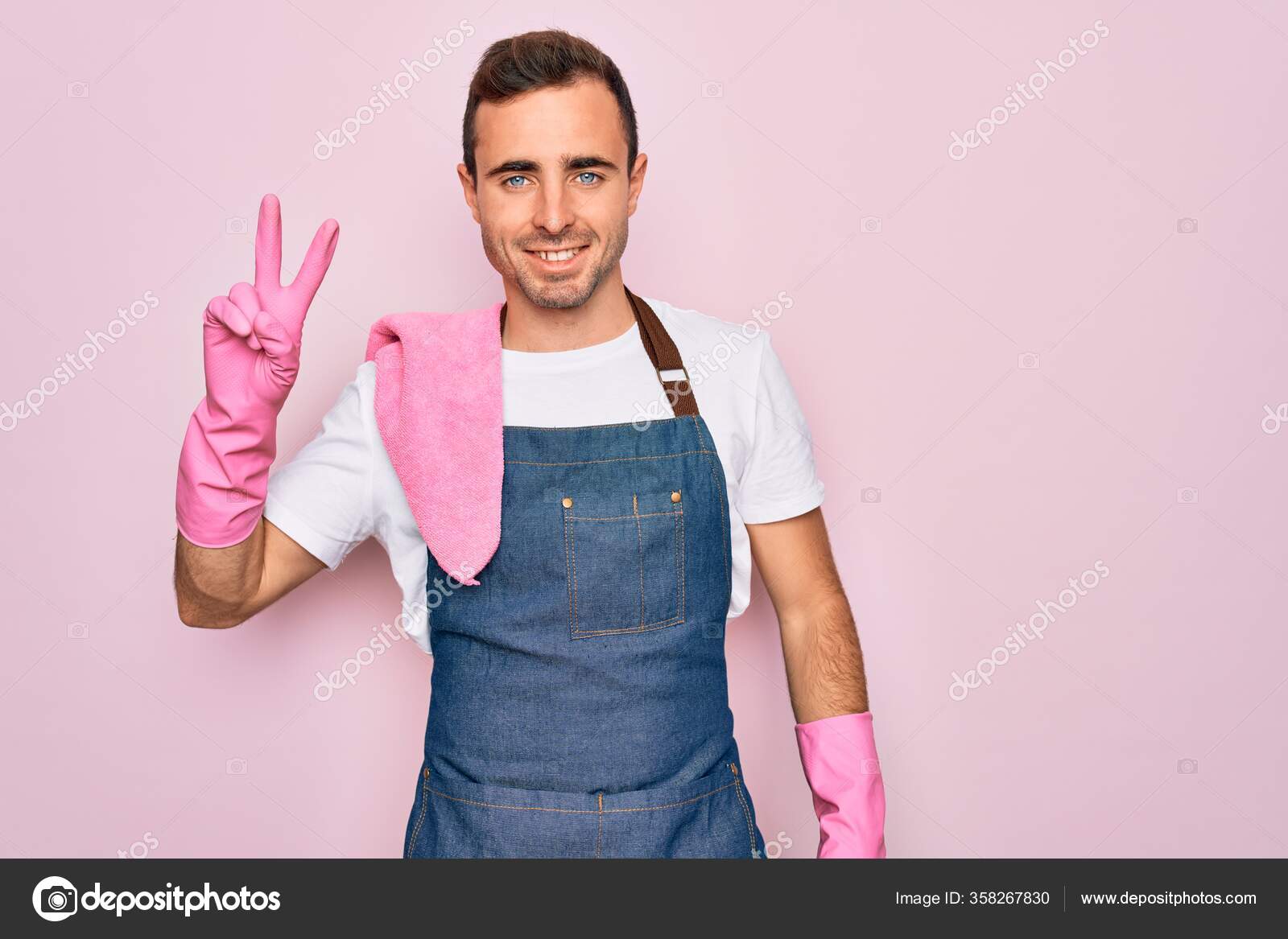 Young Cleaner Man Blue Eyes Cleaning Wearing Apron Gloves Pink — Stock ...