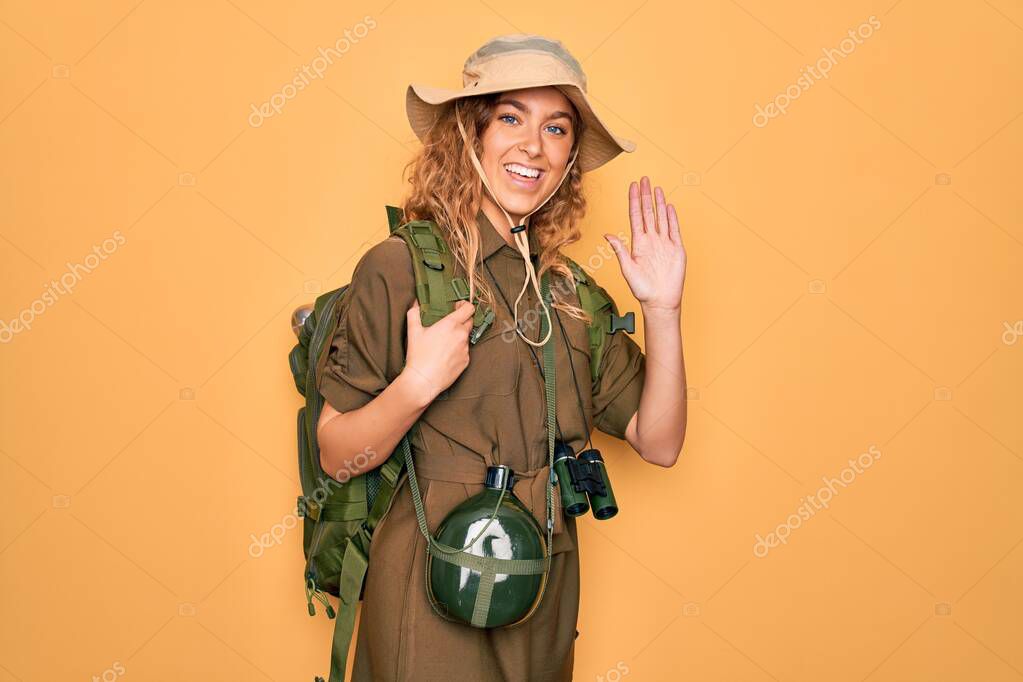 Mujer exploradora rubia joven con ojos azules senderismo con mochila y ...