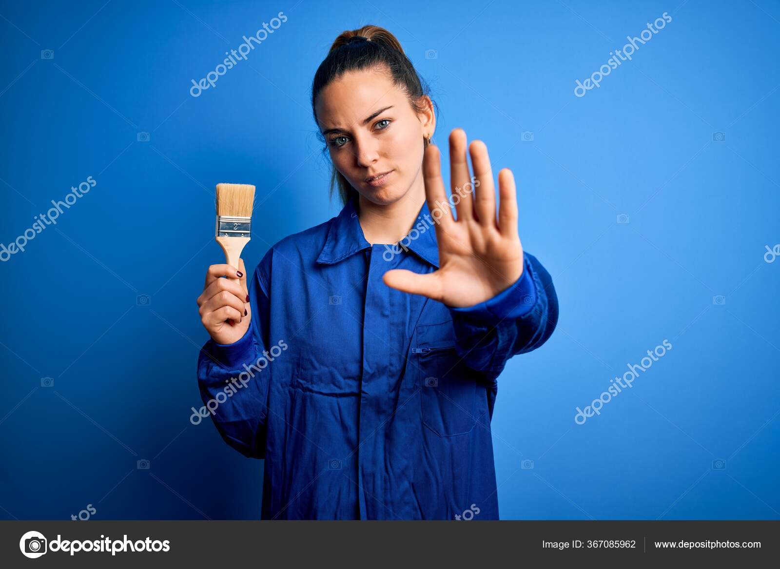 Joven Mujer Pintora Hermosa Con Ojos Azules Pintando Uniforme Usando ...