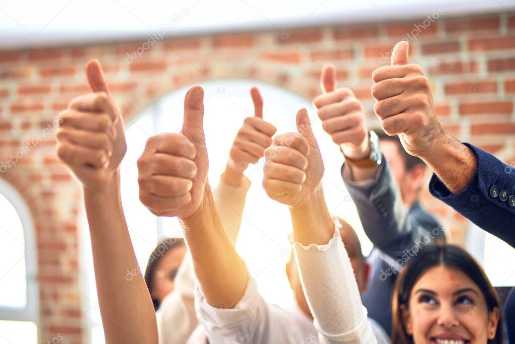 Grupo de trabajadores de negocios sonriendo felices. De pie con los ...