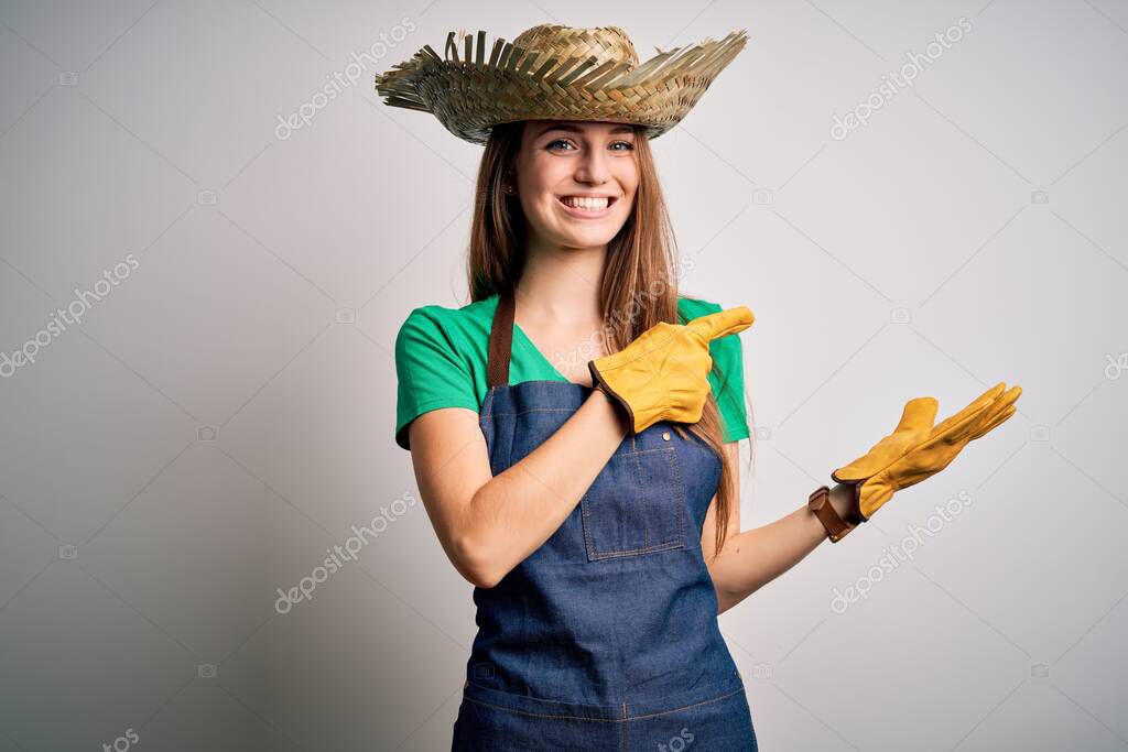 Giovane Bella Rossa Contadina Donna Che Indossa Grembiule Cappello ...