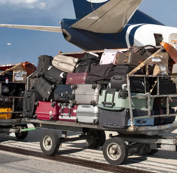 Baggage unloading Stock Photos, Royalty Free Baggage unloading Images ...
