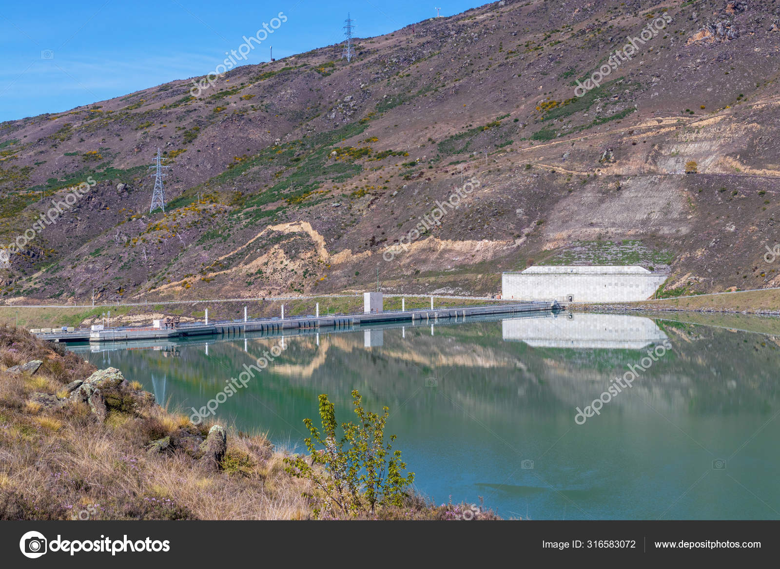 Clyde Dam power station, Clutha river, New Zealand — Stock Photo ...