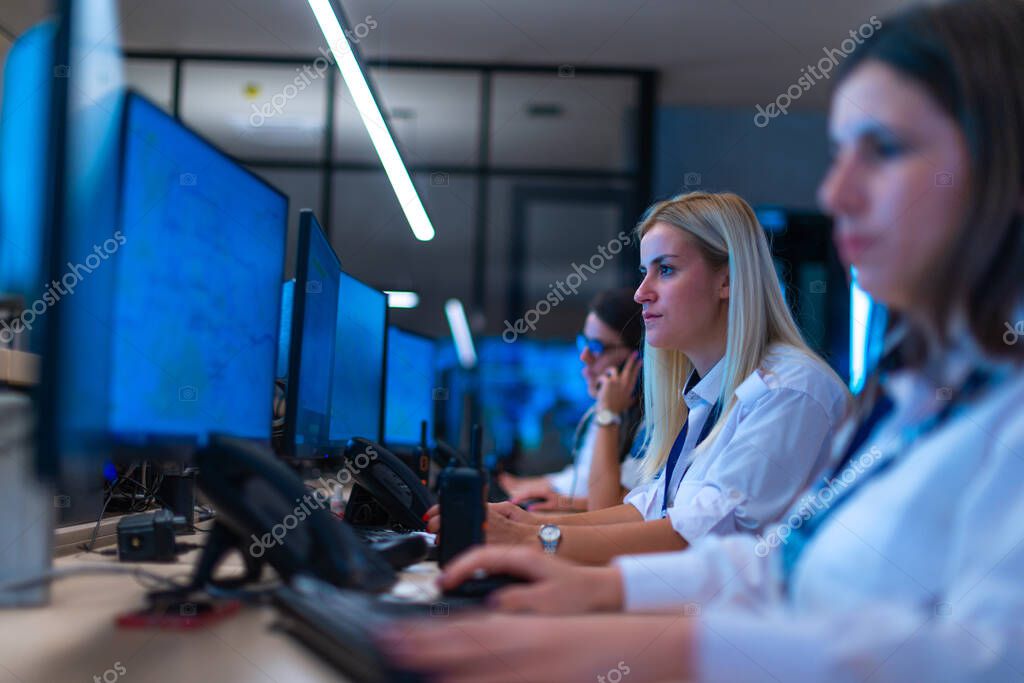 Felices colegas del operador del centro de datos de seguridad ...