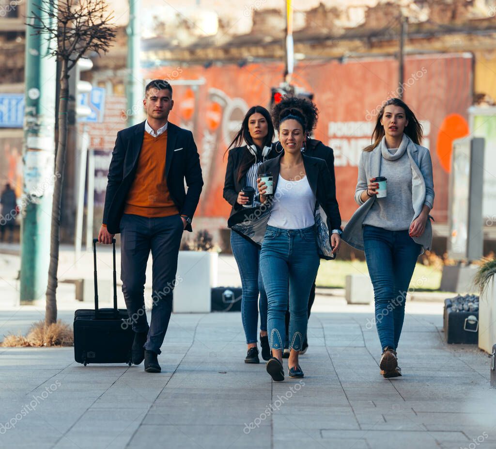 Amigos Vinculación, grupo de amigos multiétnicos caminando por las ...