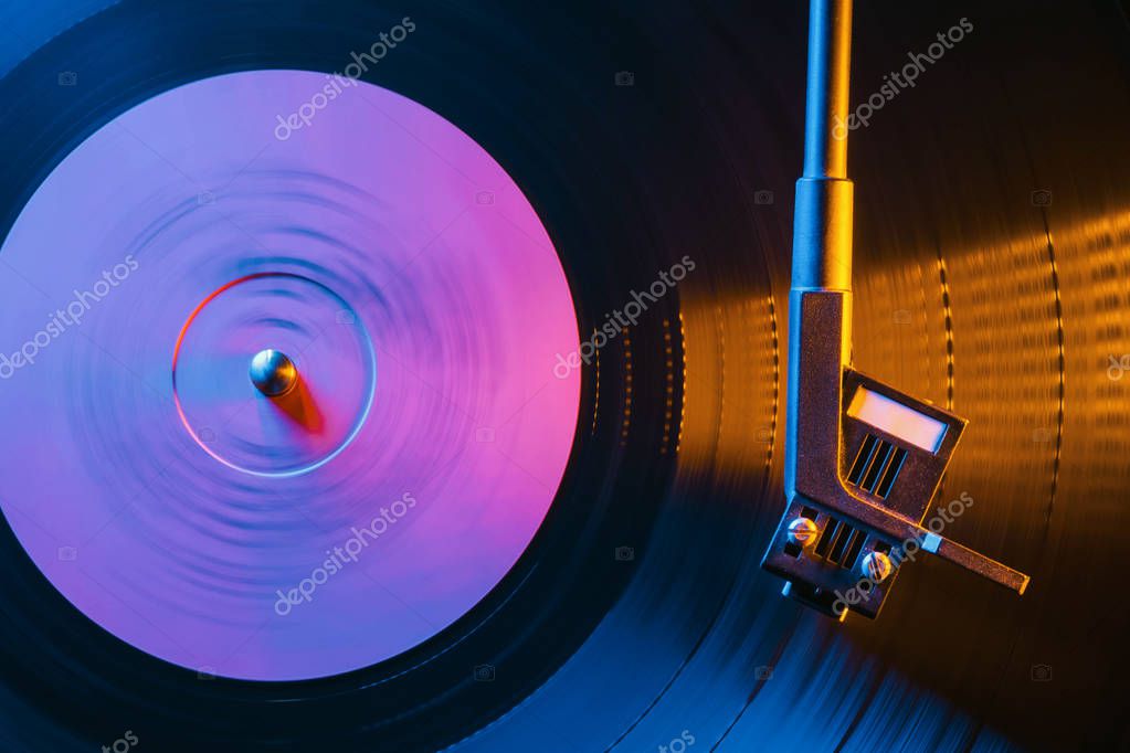 Película de estilo retro tocadiscos girando disco negro de vinilo. Párrafo de cine. Vista ...