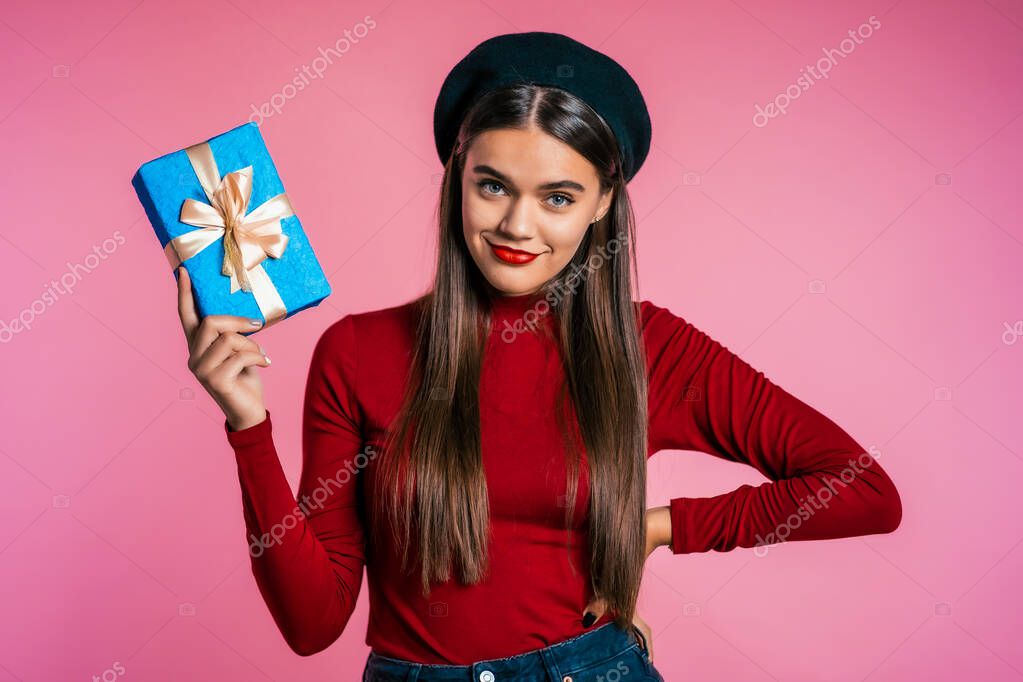 Mujer emocionada recibi caja de regalo con arco. Ella est feliz y ...