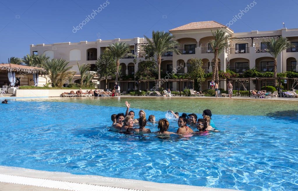 Hurghada, Egipto - Diciembre 2016: Juegos de agua en la piscina de un balneario durante un ...