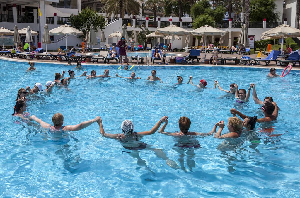 Kemer, Turquía - Mayo 2017: Juegos de agua en la piscina de un balneario durante un programa de ...