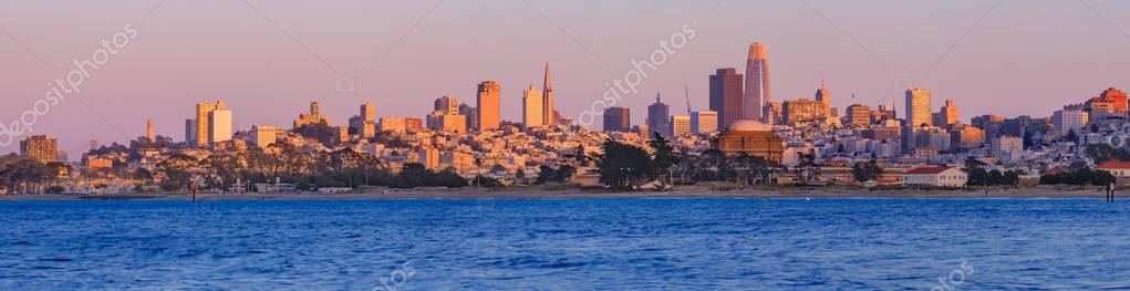 Panorama de San Francisco con el Palacio de Bellas Artes y la Torre ...