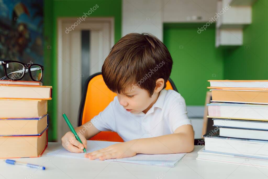 Niño haciendo deberes en casa. Los niños estudian y aprenden. Niño ...