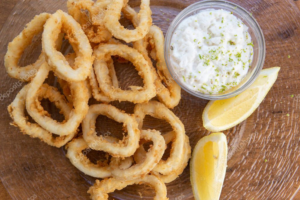 Típicas tapas españolas. Ración de anillos de calamar frito. (Racion de ...
