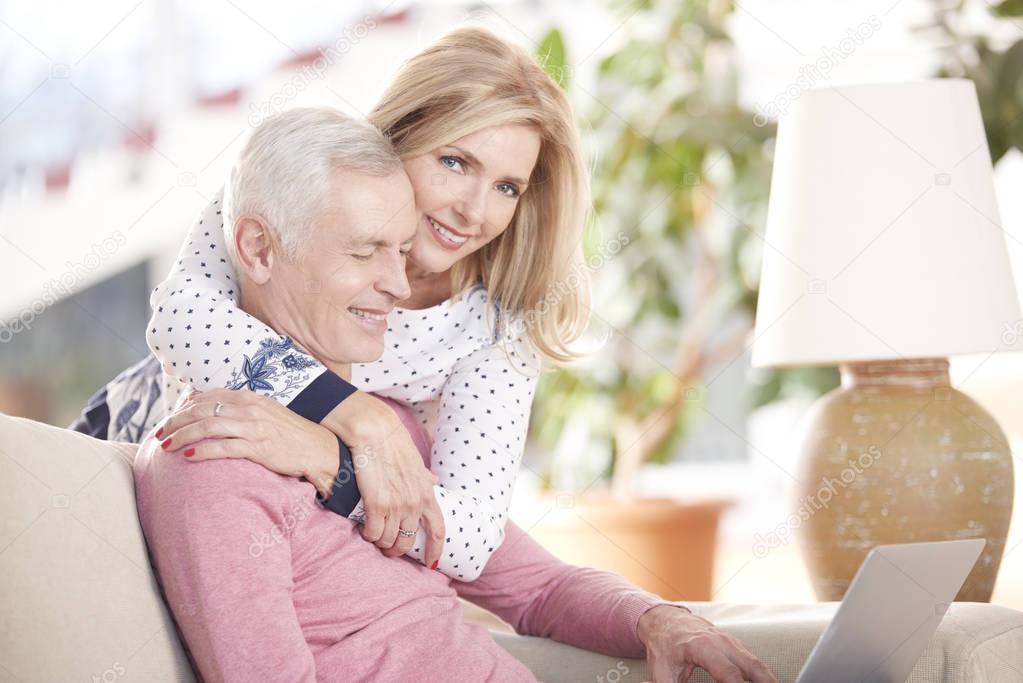 pareja de ancianos Disfrutando de la tecnología moderna 2023
