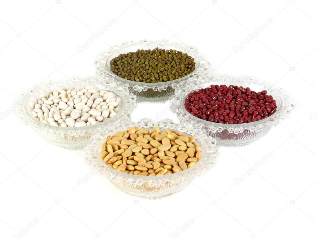 Frijoles mezclados y en el tazón de cristal sobre fondo blanco. frijol ...