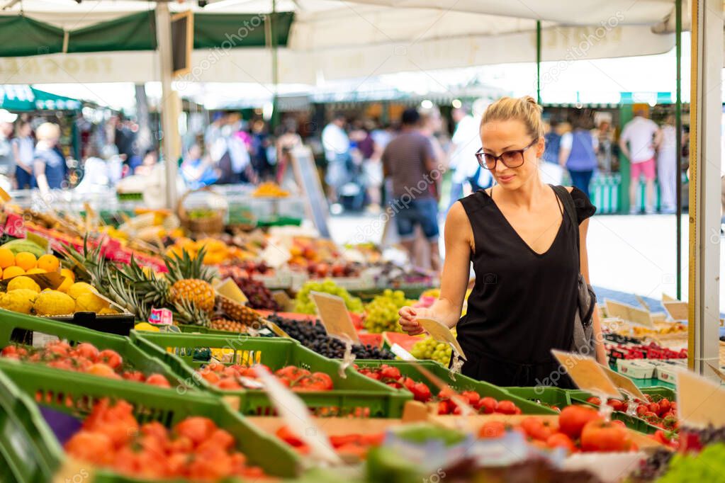 Mujer comprando frutas y verduras en el mercado local de alimentos ...