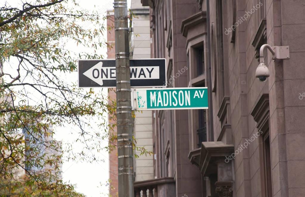 Señal de tráfico de One Way y Madison Avenue, Ciudad de Nueva York 2023