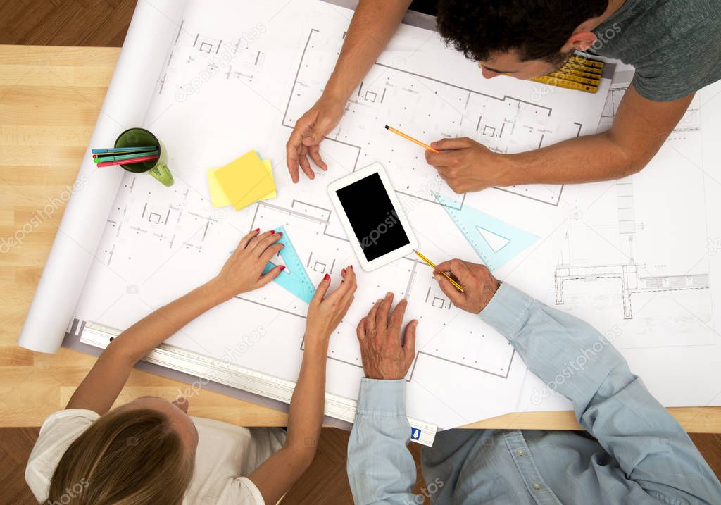 Arquitectos trabajo en equipo trabajando en el proyecto de vivienda 2023