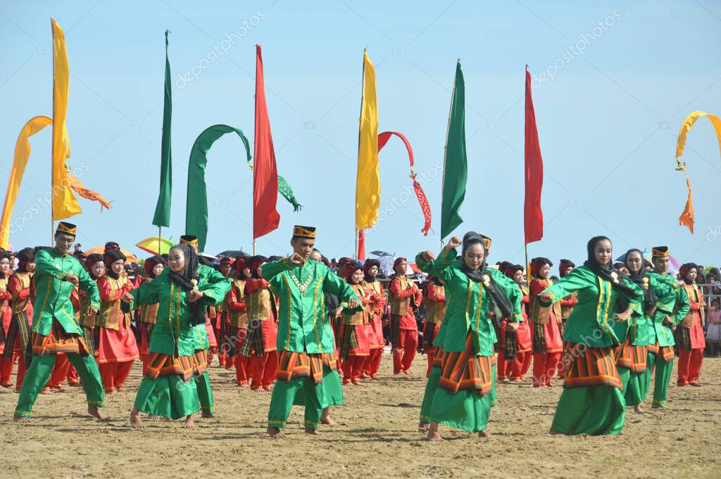 TARAKAN, INDONESIA, 17 DIC 2017: Colosal danza del Iraw Tengkayu ...