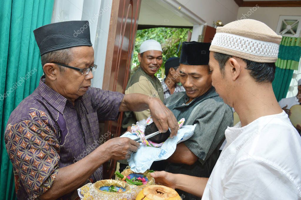 TARAKAN, INDONESIA. 26 Abr 2016. el ulema y los ancianos del pelo en el ...