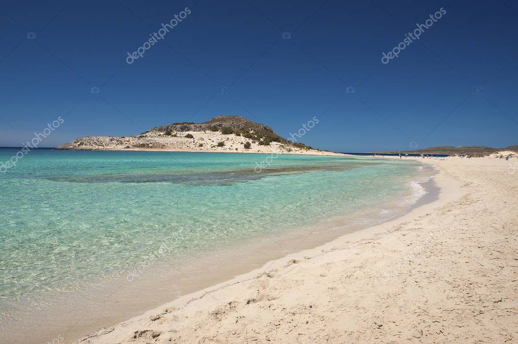 Aguas cristalinas de la exótica playa de Simos en la isla de Elafonisos ...