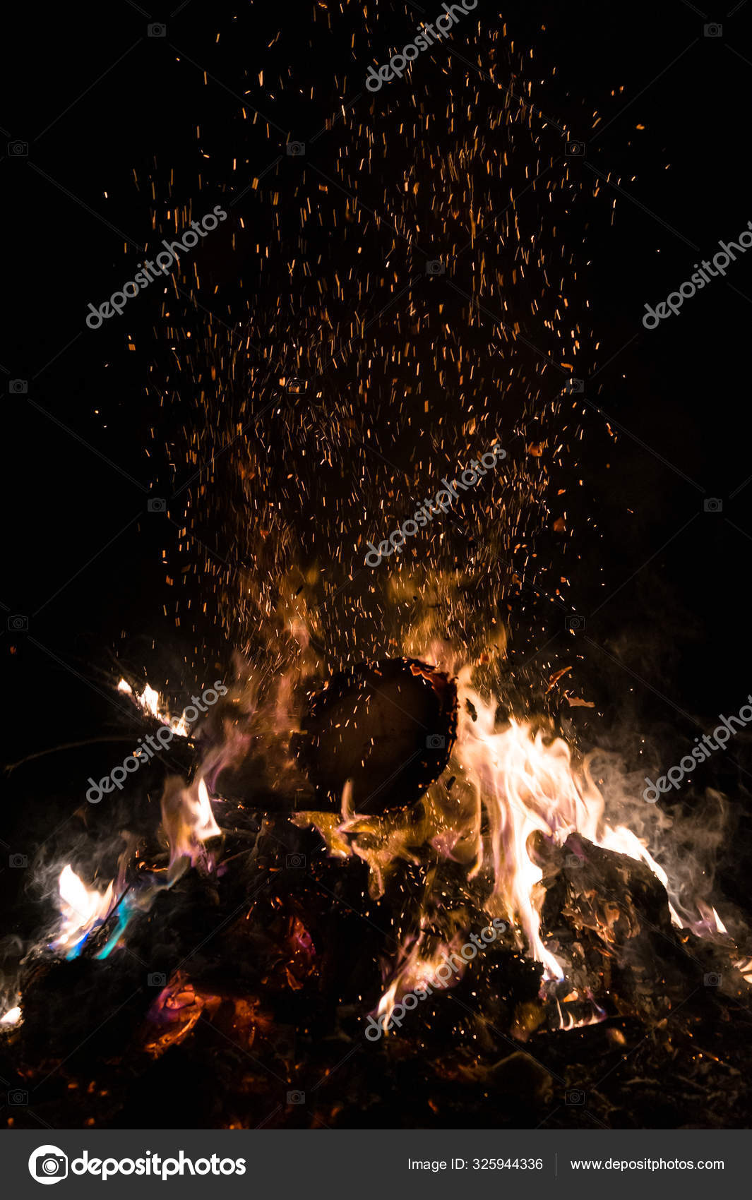 A low light underexposed photo of burning fire. — Stock Photo ... A low light underexposed photo of burning fire. — Stock Photo ...