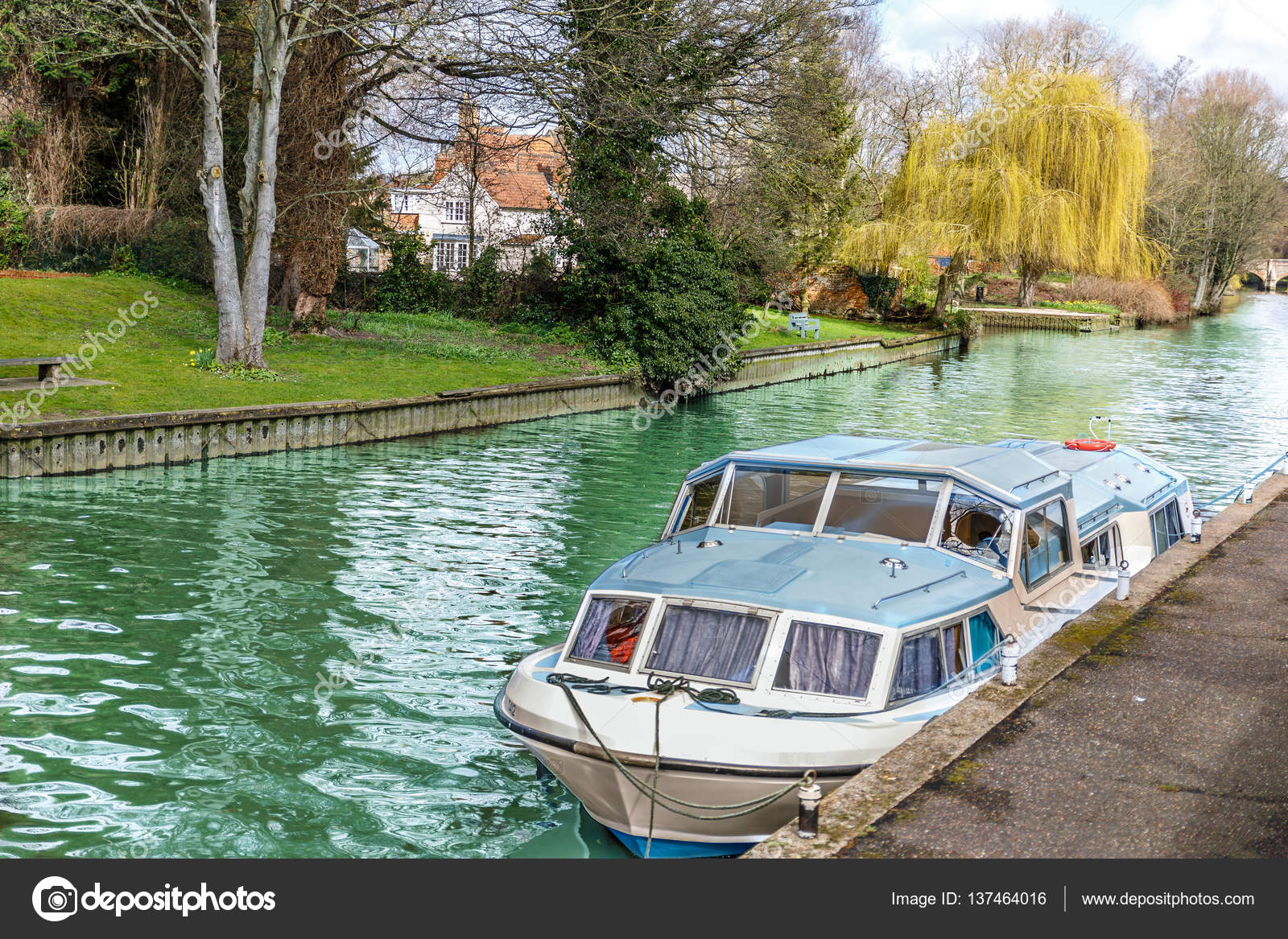 A boat on a river in the middle of a natural landscape — Stock Photo ...