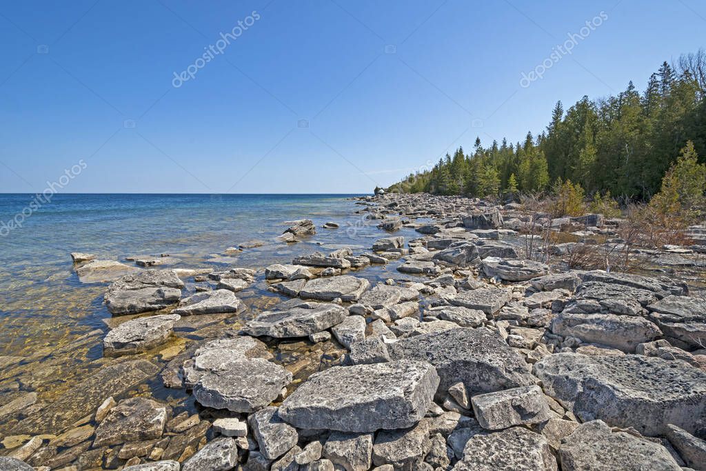 Costa rocosa en la orilla del lago Hurón en el Parque Nacional de la ...