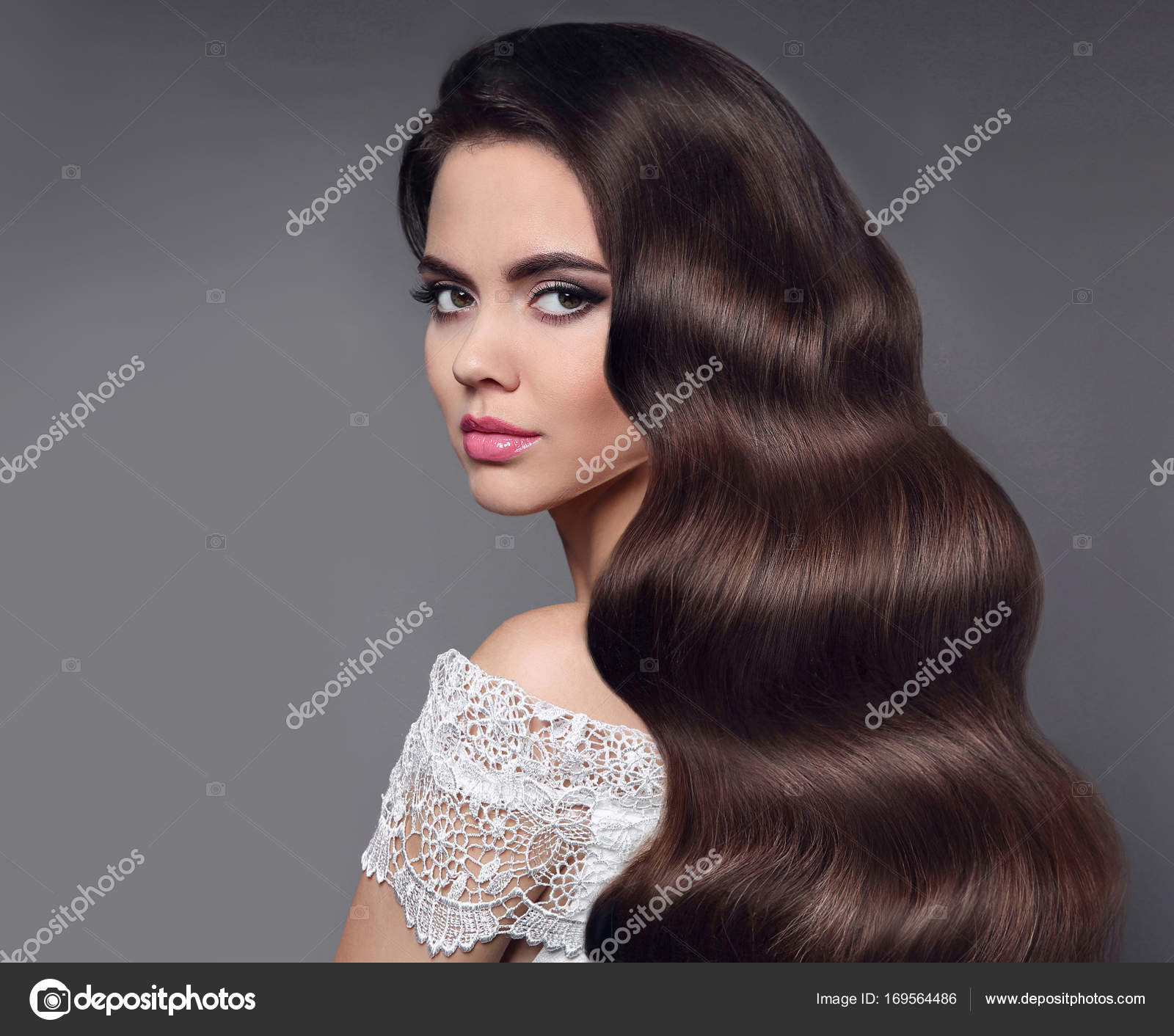 Chica morena con el pelo largo y brillante ondulado. Hermosa modelo con él: fotografía de stock ...