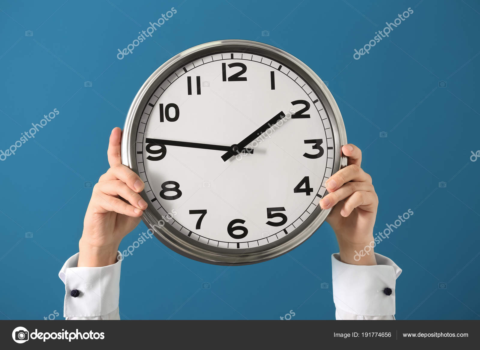 Man holding clock on color background. Time management concept — Stock ...
