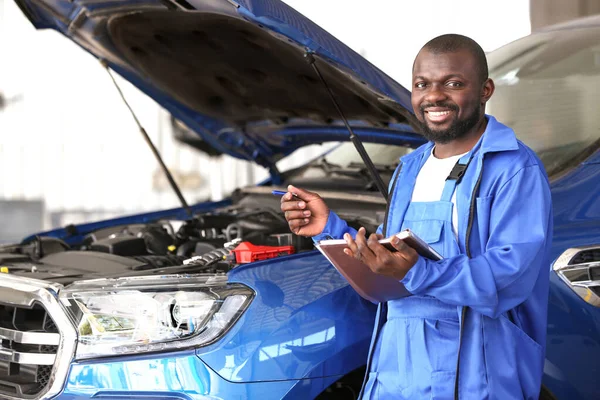 Mécanicien automobile africain images libres de droit, photos de Mécanicien automobile africain ...