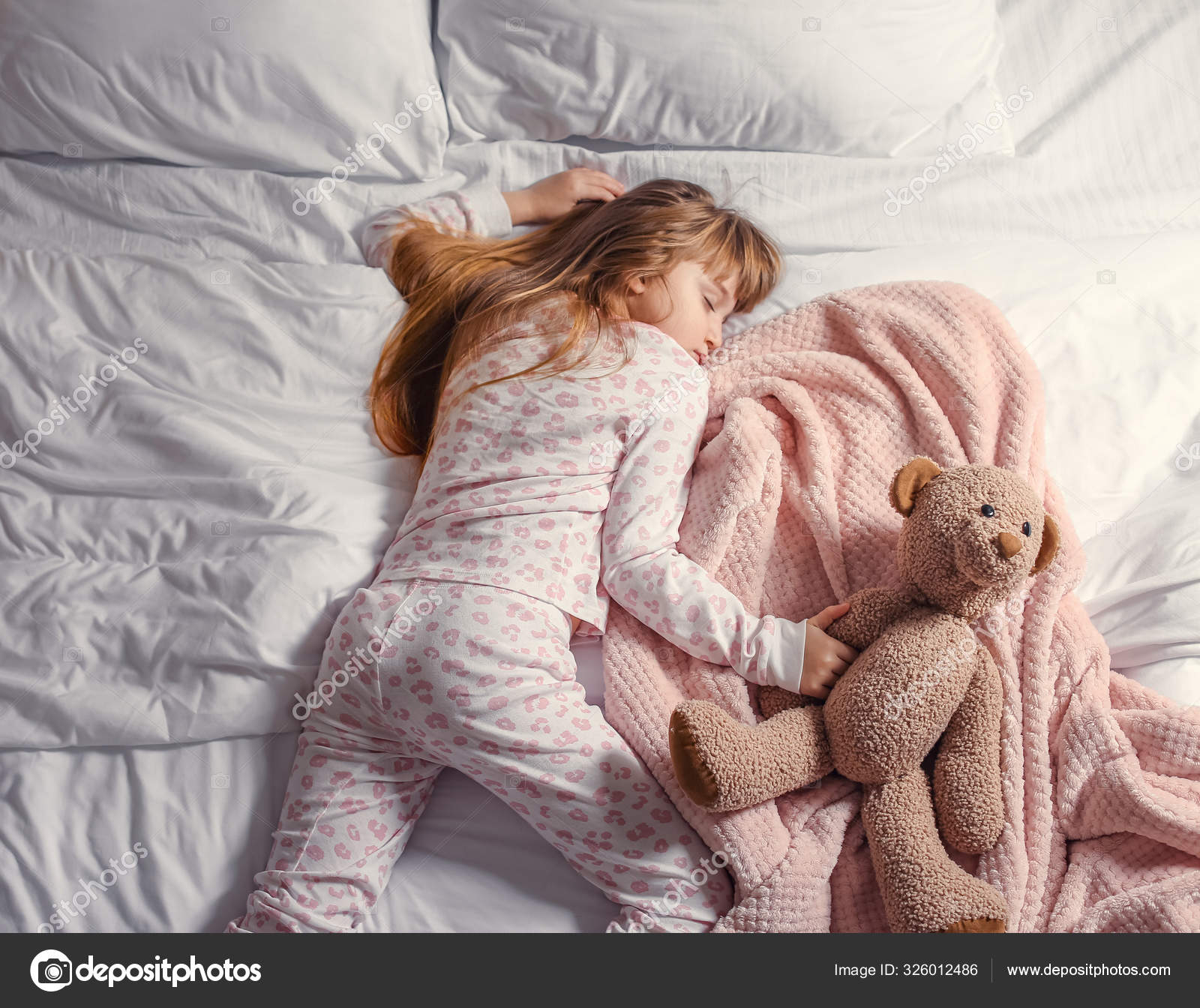 Linda niña durmiendo en la cama — Foto de stock #326012486 © serezniy