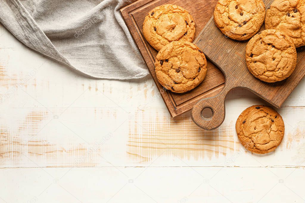 Galletas sabrosas con chispas de chocolate sobre fondo de madera 2025