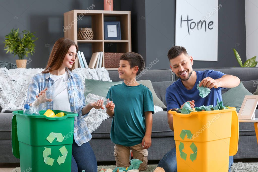 Familia clasificando basura en casa. Concepto de reciclaje 2023