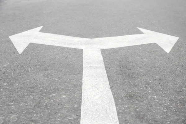 Persona parada en la carretera con flechas apuntando en diferentes ...