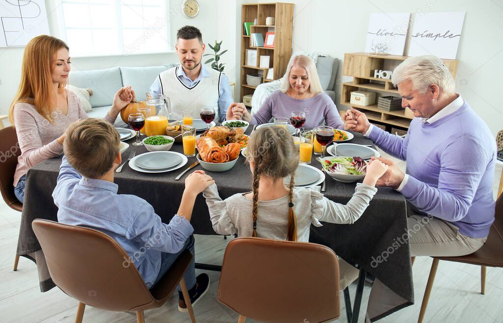 Familia celebrando el Día de Acción de Gracias en casa 2024
