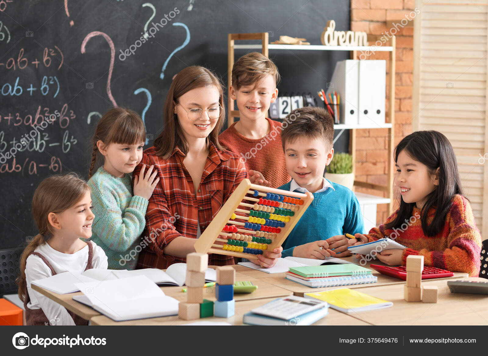 Niños Con Profesor Matemáticas Durante Clase Clase: fotografía de stock ...
