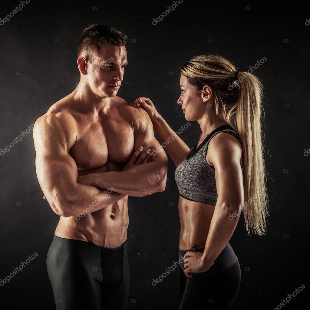 Fitness en gimnasio, deporte y estilo de vida saludable. Pareja de hombres y mujeres atléticos ...