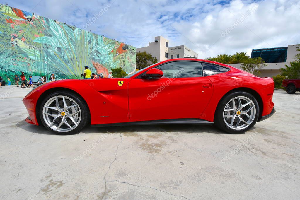 Miami, Florida, EE.UU. - 16 de febrero de 2020 - Ferrari Rojo en el ...