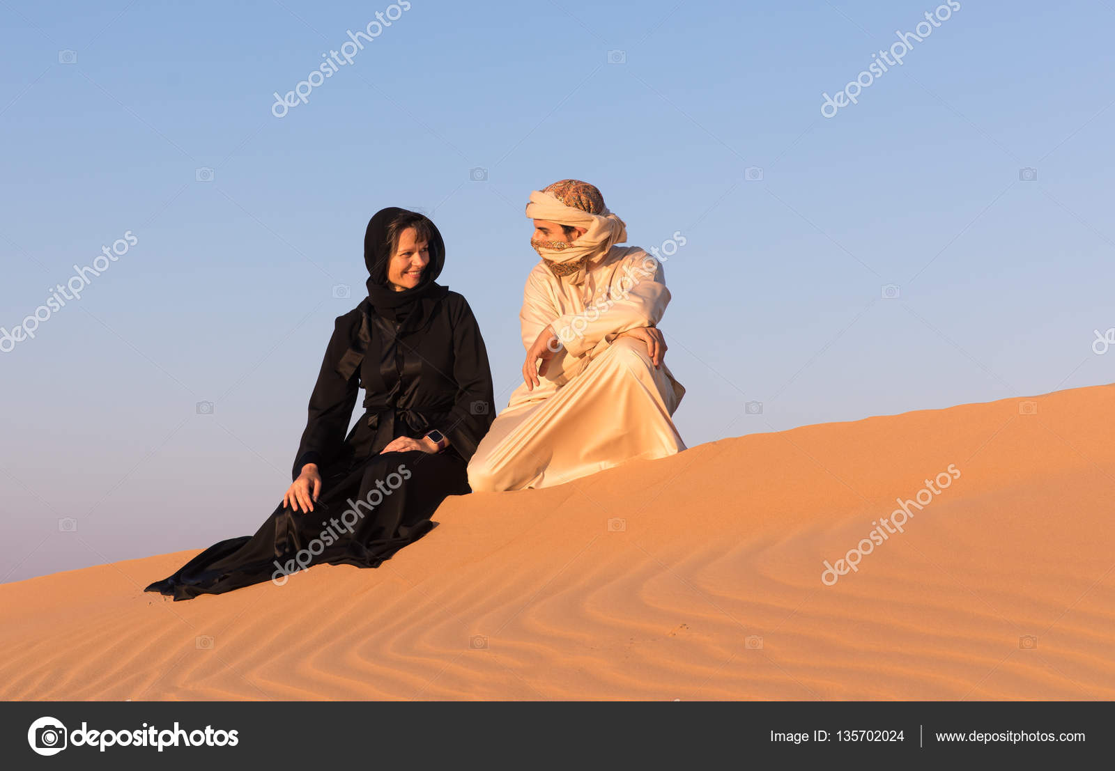 Paar in traditioneller arabischer Kleidung in der Wüste von Dubai, uae. - Stockfotografie ...