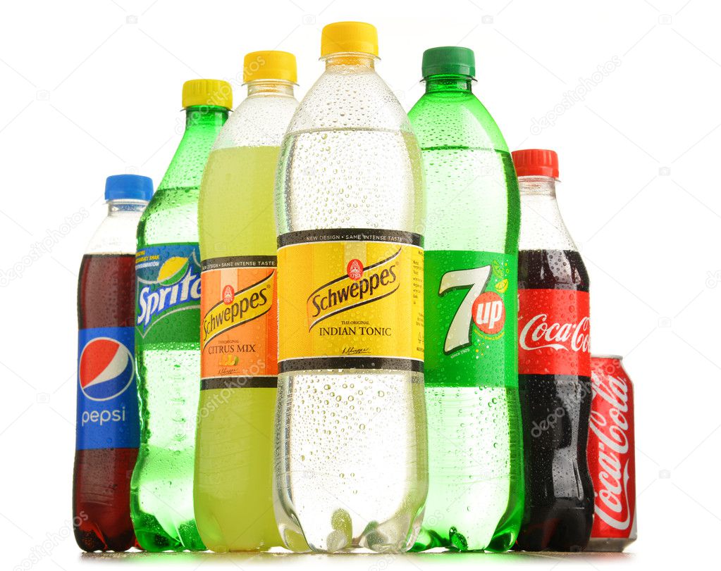 Flessen van diverse wereldwijde alcoholvrije frisdranken geïsoleerd op ...