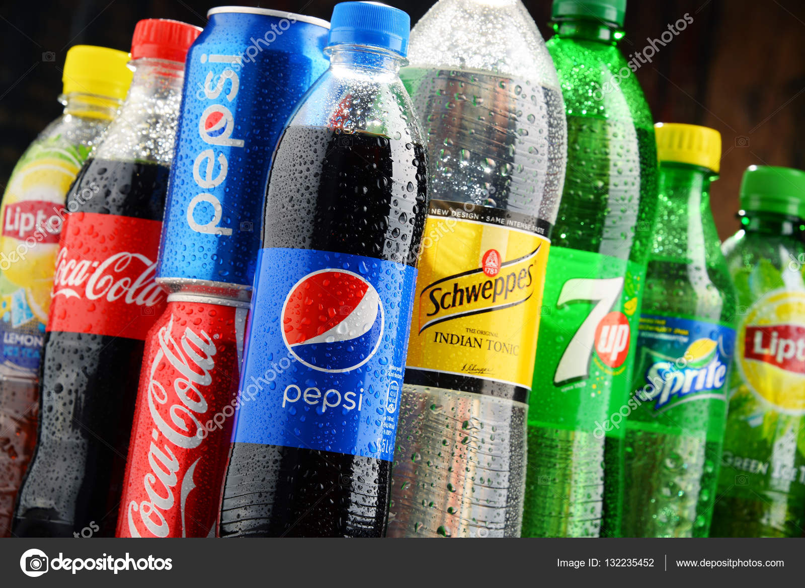 Botellas de refrescos globales clasificados — Foto editorial de stock ...