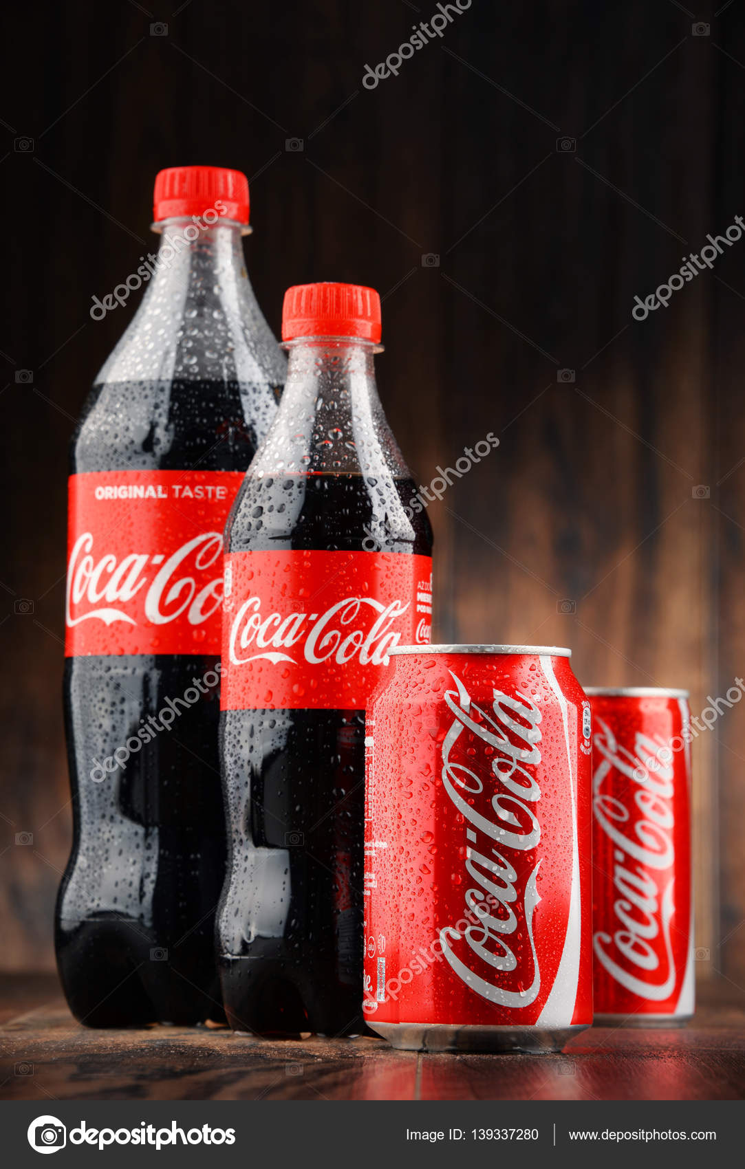 Garrafa e lata de refrigerante carbonatado Coca-Cola — Fotografia de Stock Editorial ...