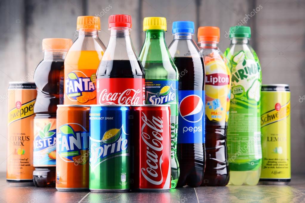 Botellas de refrescos globales clasificados — Foto editorial de stock ...