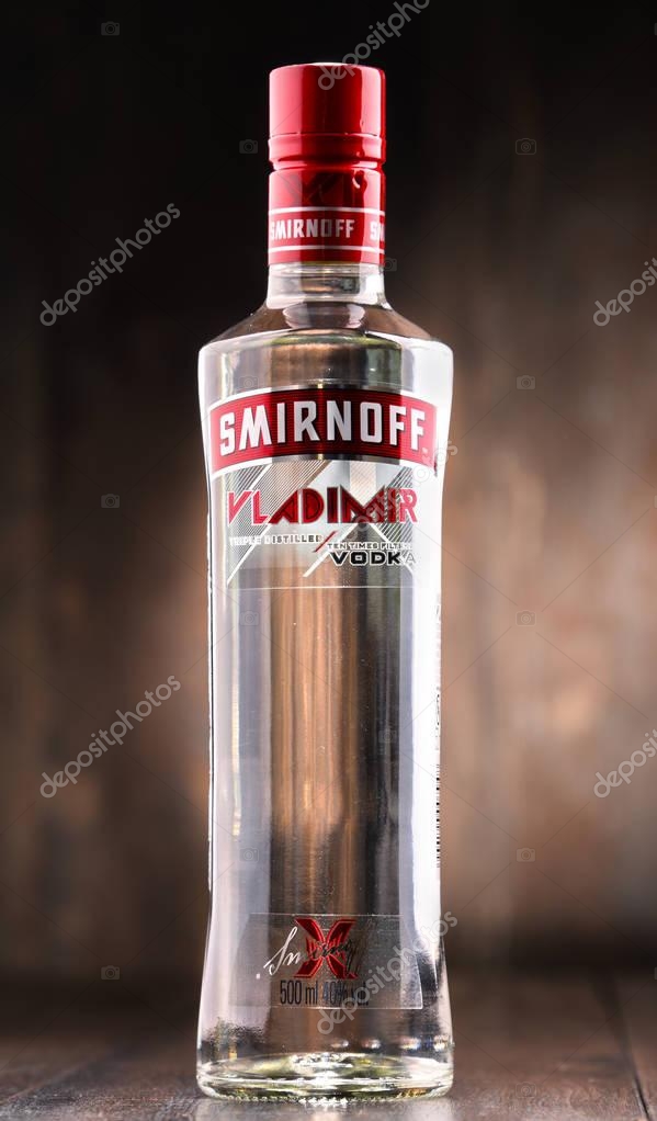 Botella de vodka Smirnoff etiqueta roja 2022