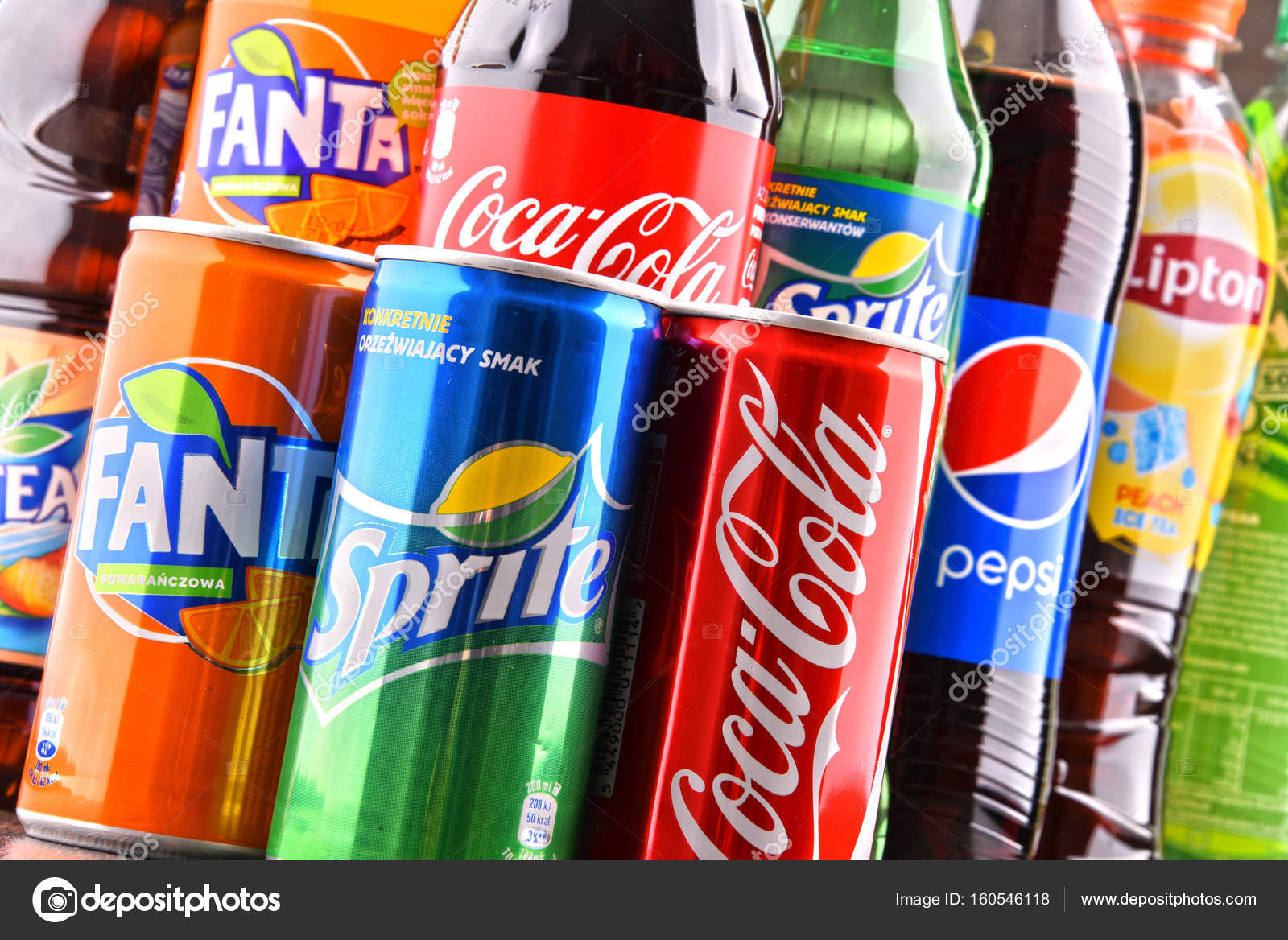 Botellas de refrescos globales surtidos — Foto editorial de stock ...