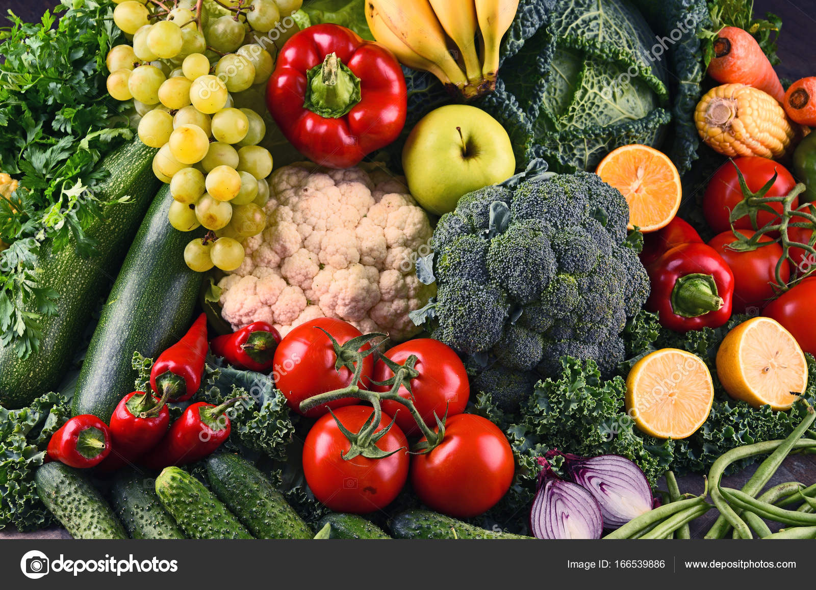 Composition avec variété de légumes et fruits biologiques crus image ...
