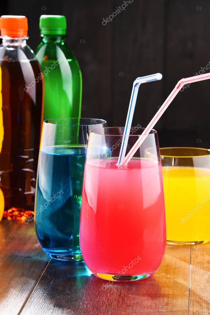 Vasos y botellas de surtidos gaseosos carbonatados en variedad de ...