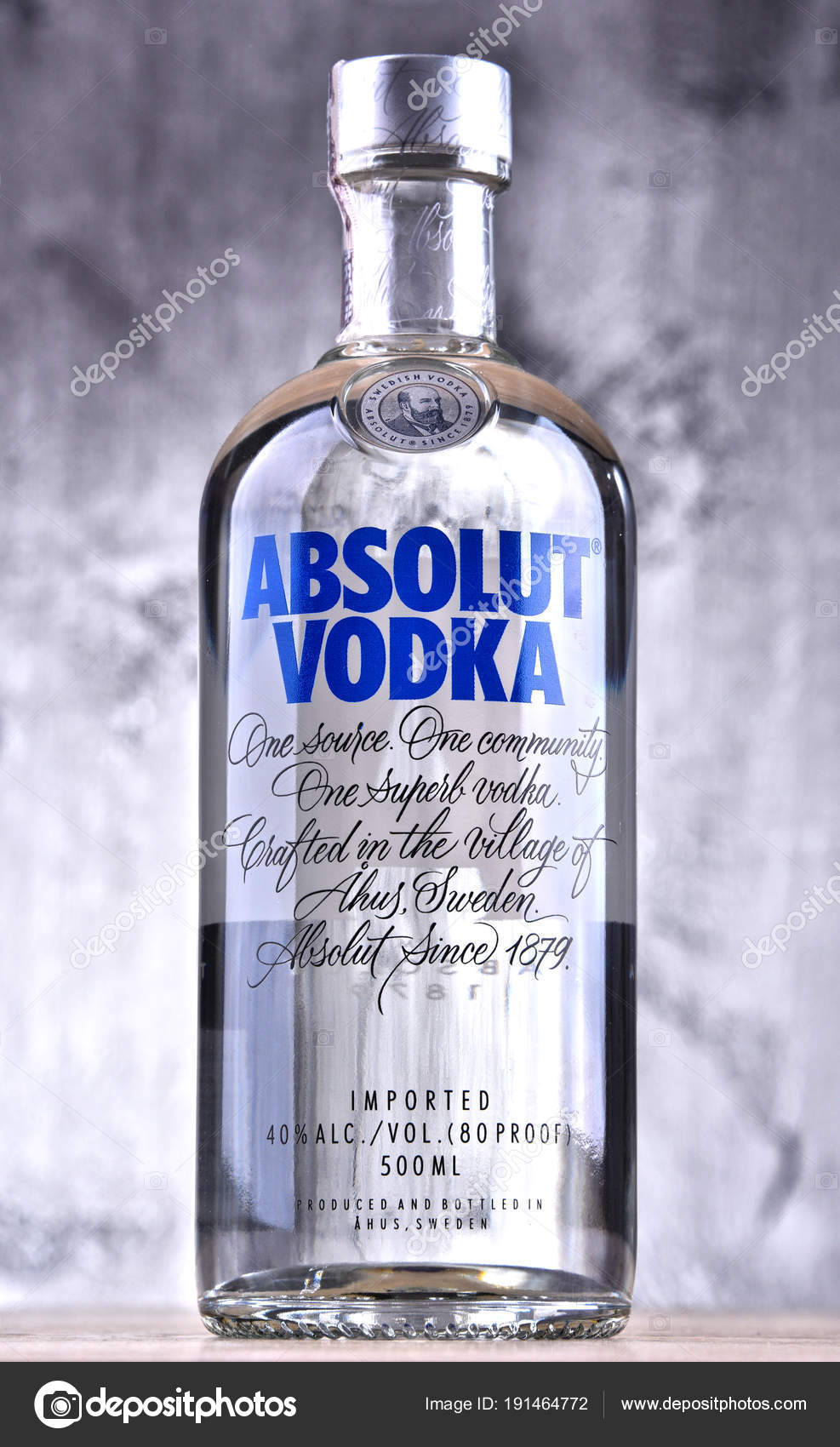 Imágenes: de vodka | botella de Absolut vodka — Foto editorial de stock ...
