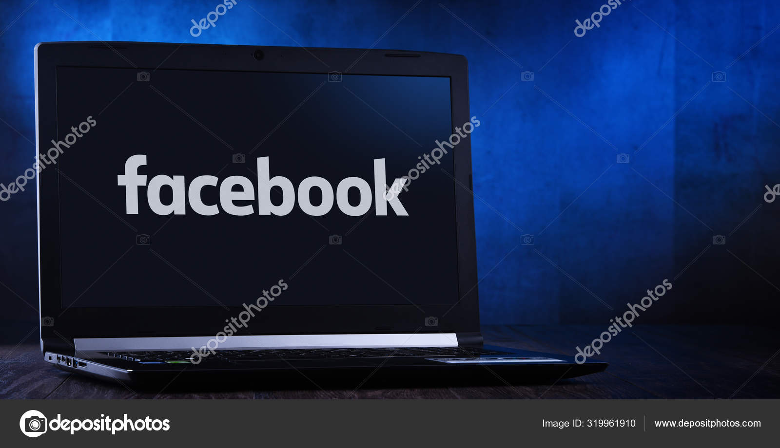 Laptop computer displaying logo of Facebook — Stock Editorial Photo ...