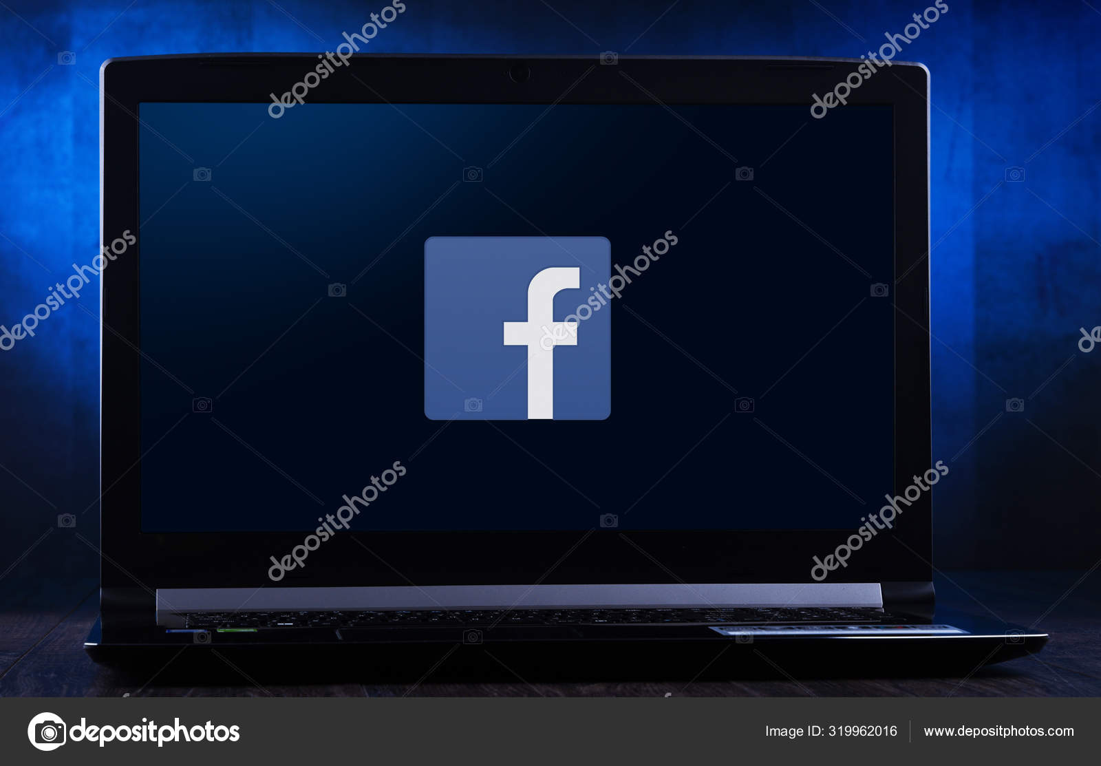 Laptop computer displaying logo of Facebook — Stock Editorial Photo ...